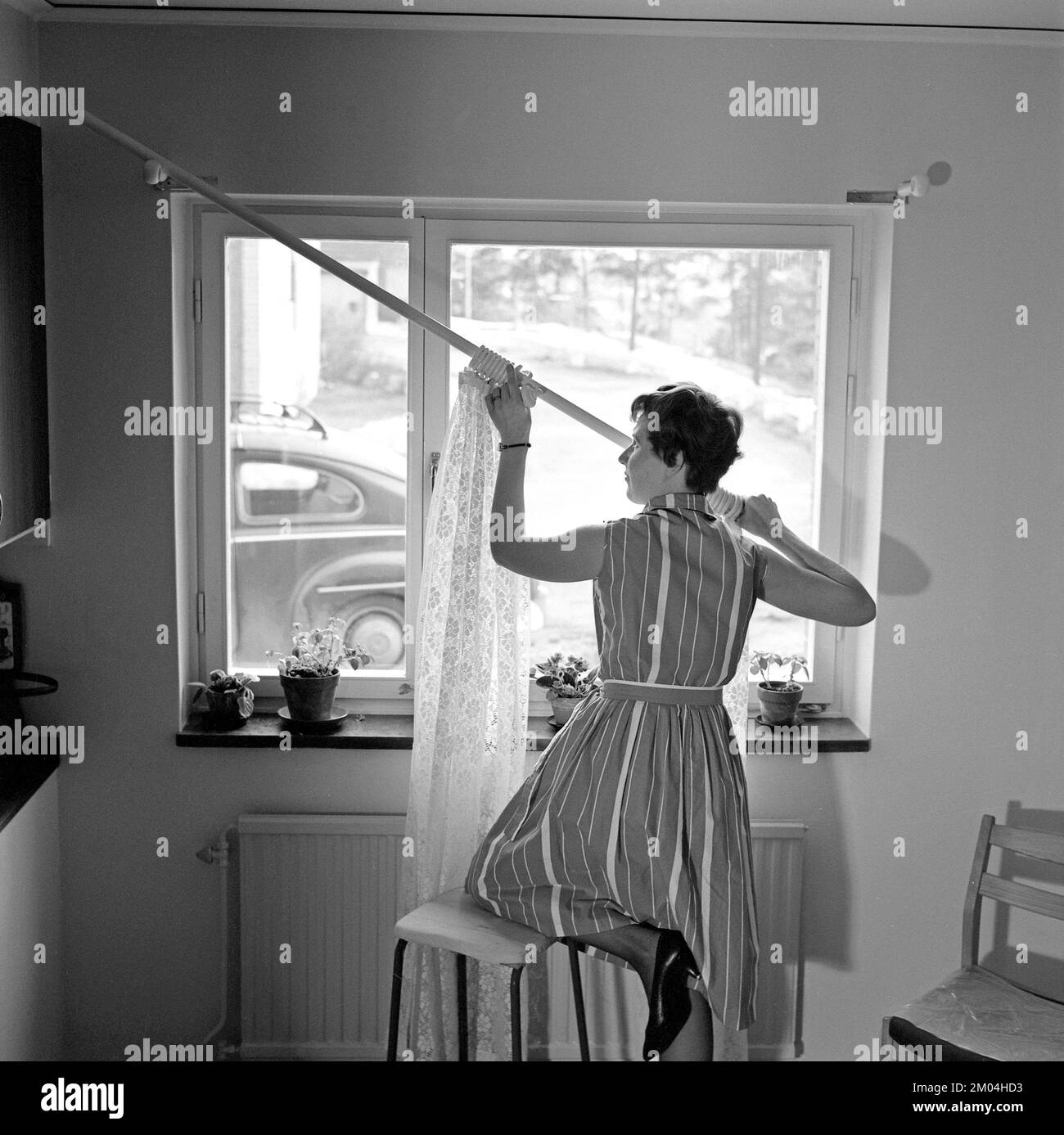 Femme seul sur une chaise Banque d'images noir et blanc - Alamy