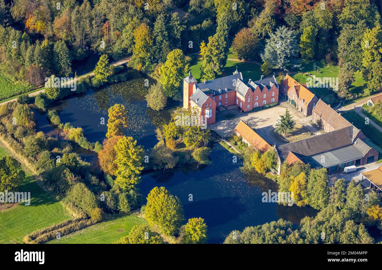 Vue aérienne, château de Bloemersheim, château amarré, étang du château ...