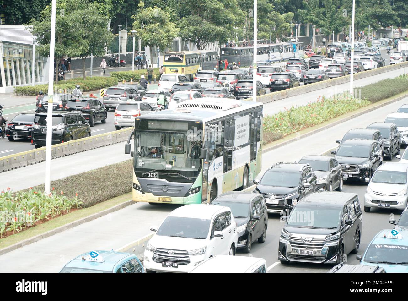 Bus TRANS Jakarta en ligne de bus, à l'heure de pointe. Emplacement ...