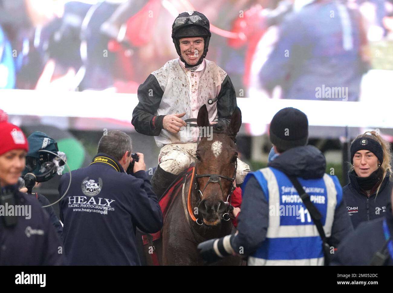 Le Jockey Jack Kennedy célèbre avec son cheval Teahupoo après avoir ...
