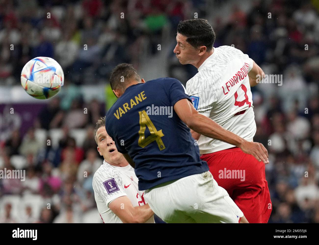 Doha, Qatar. 4th décembre 2022. Raphael Varane (2nd L) de France rivalise avec Robert ...