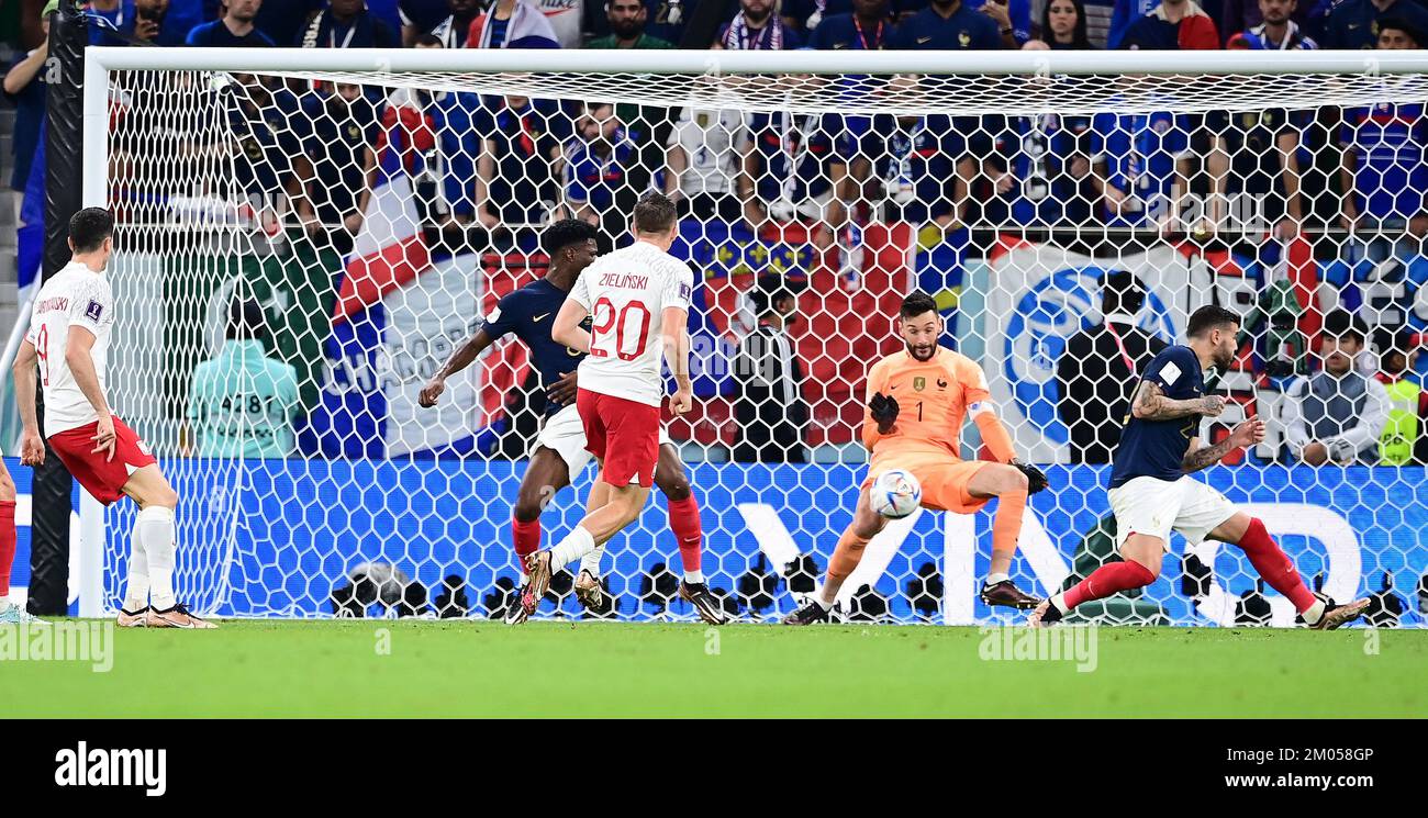 v. l. Robert Lewandowski, Auréen Tchouameni, Piotr Zielinski (Polen ...
