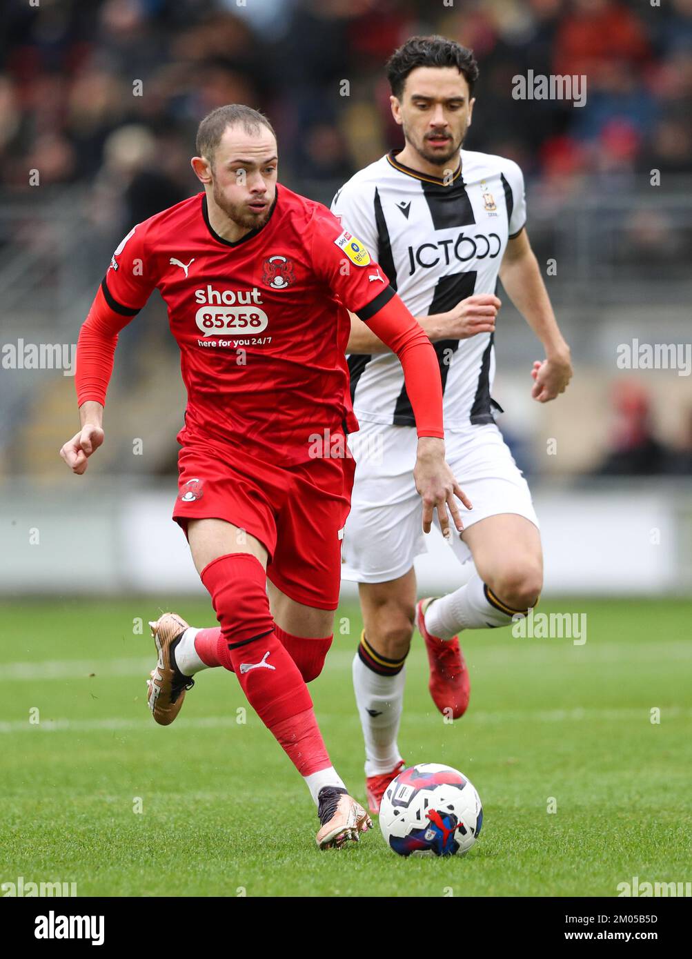 Theo Archibald de Leyton Orient (à gauche) et Alex Gilliead de Bradford ...