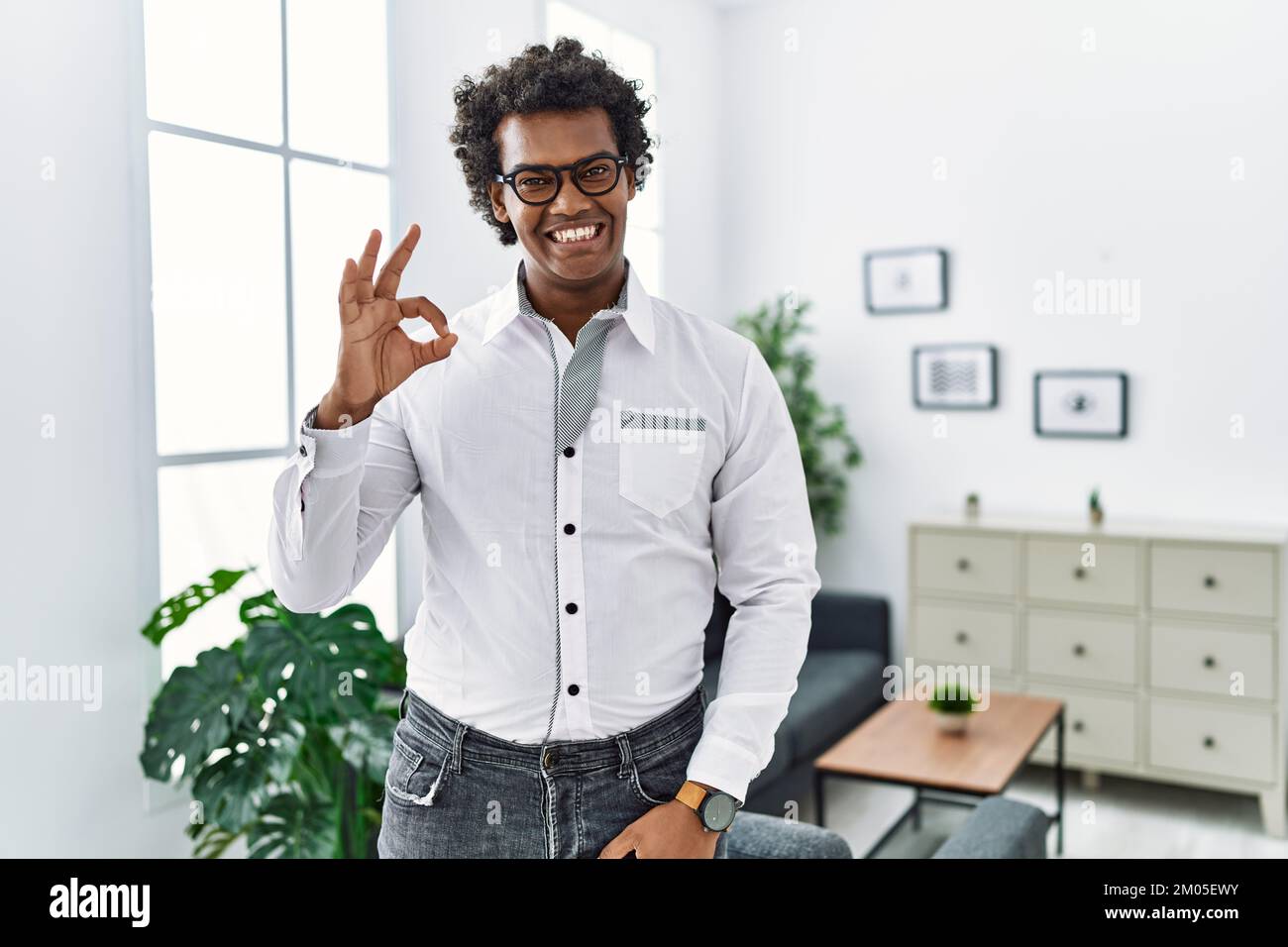 Psychologue africain homme au bureau de consultation souriant positif ...