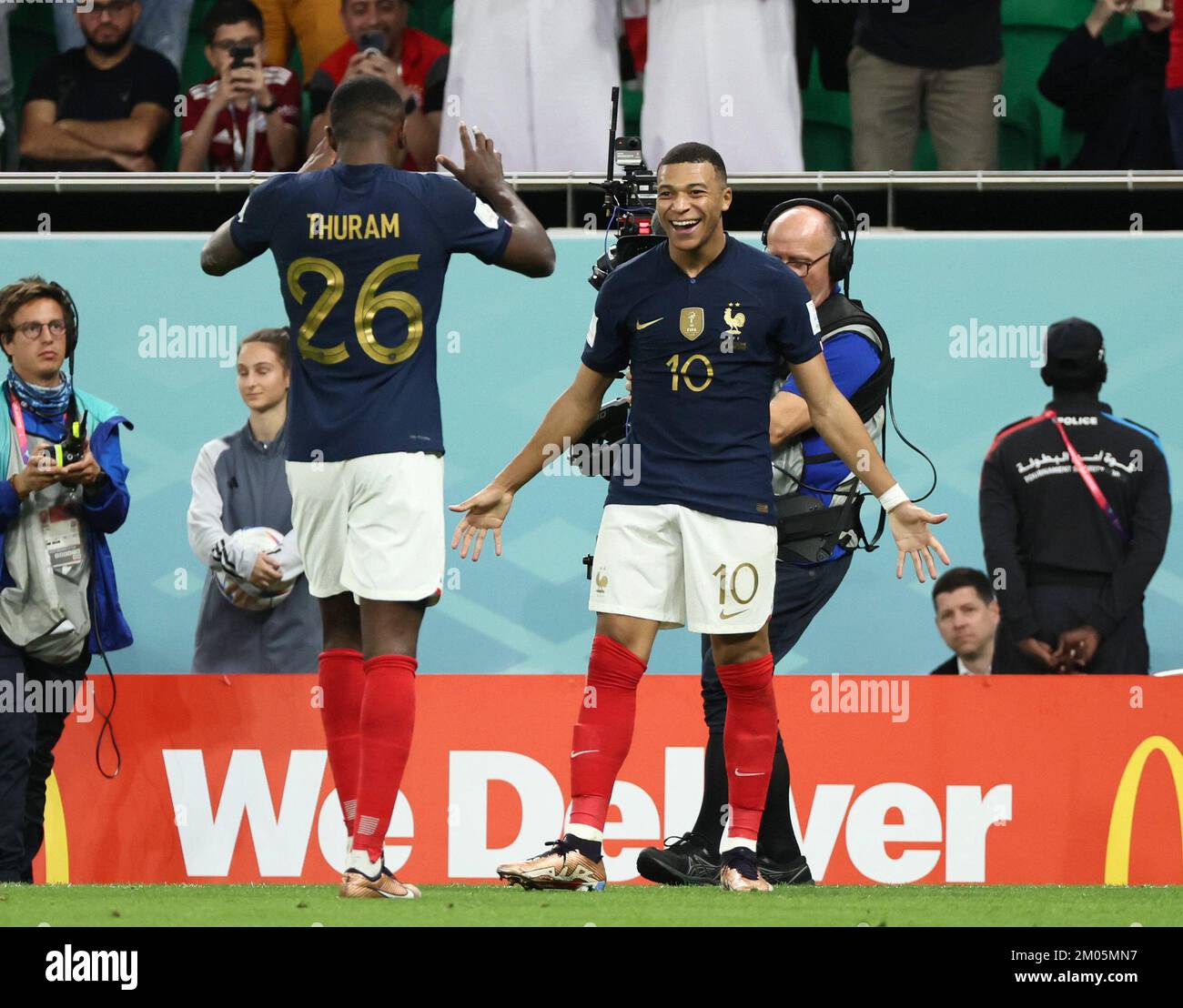 Doha, Qatar. 4th décembre 2022. Kylian Mbappe (avant, R) de France ...
