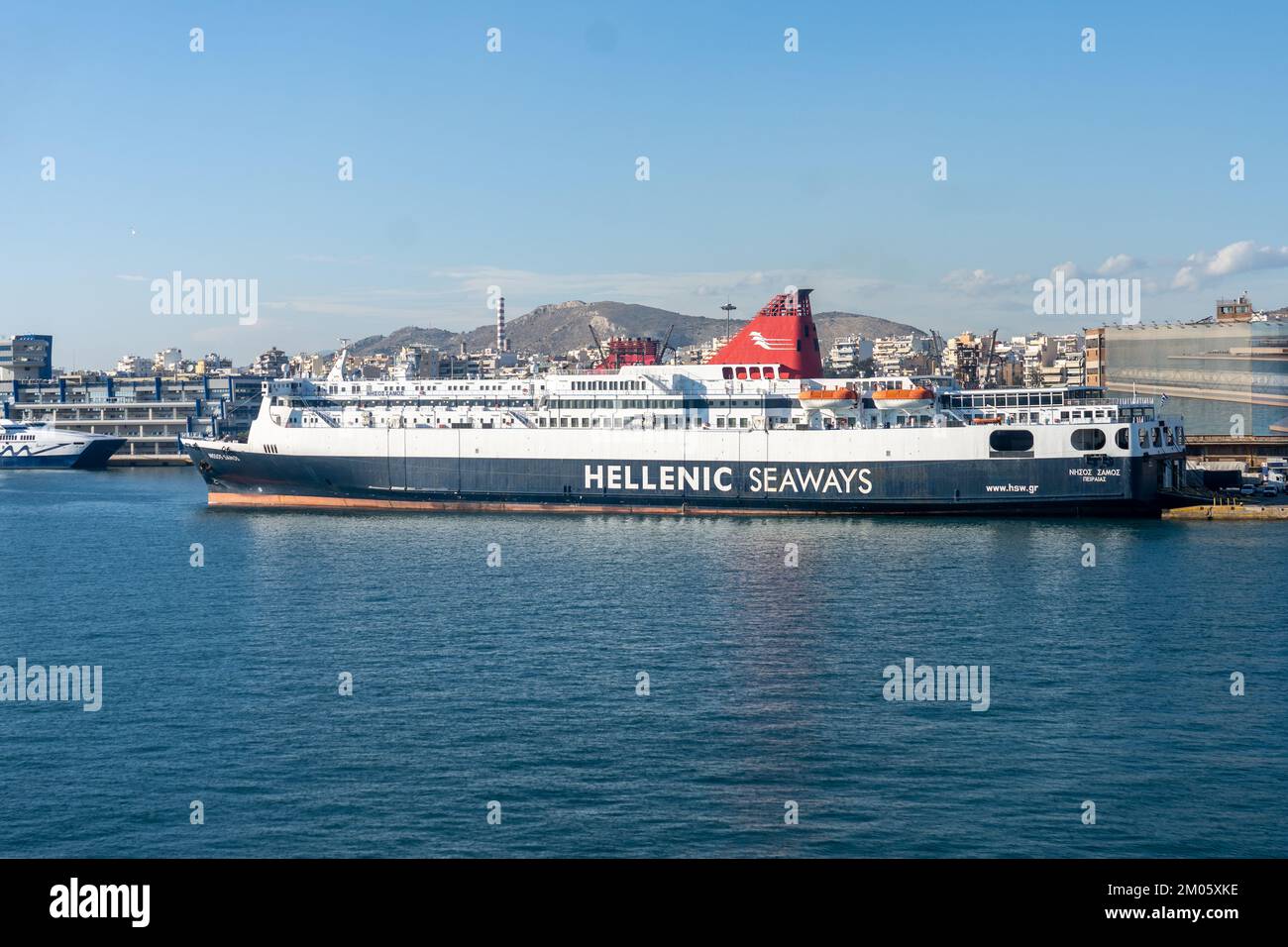 Piraeus harbour Banque de photographies et d’images à haute résolution ...