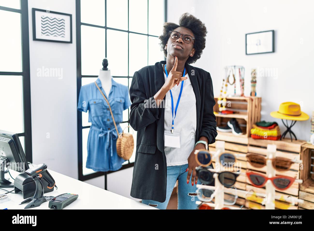 La jeune femme africaine qui travaille comme directrice de la boutique se concentre sur le doute ...