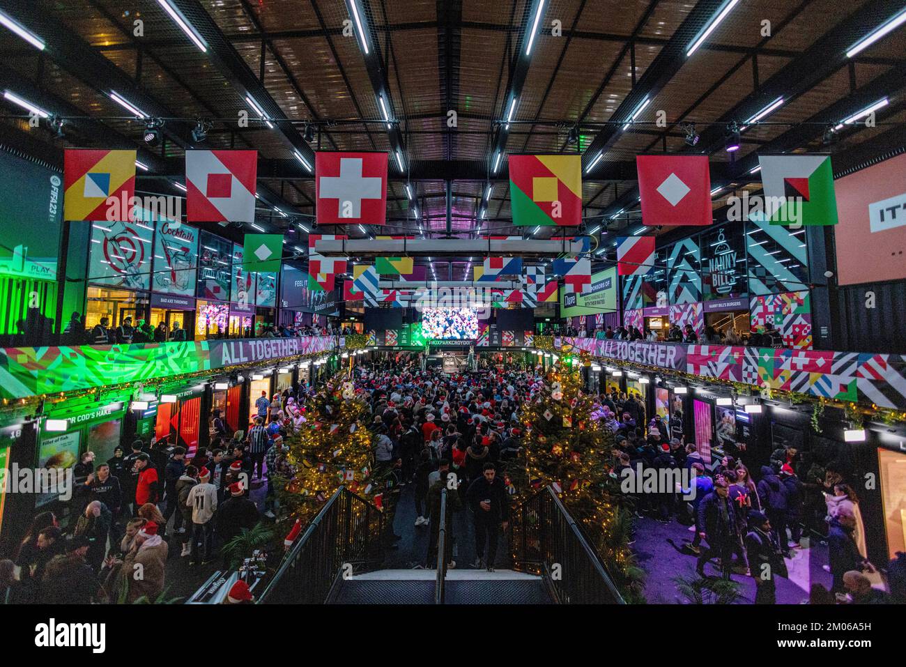 Une vue générale à l'intérieur en tant que fans à BOXPARK Croydon à ...