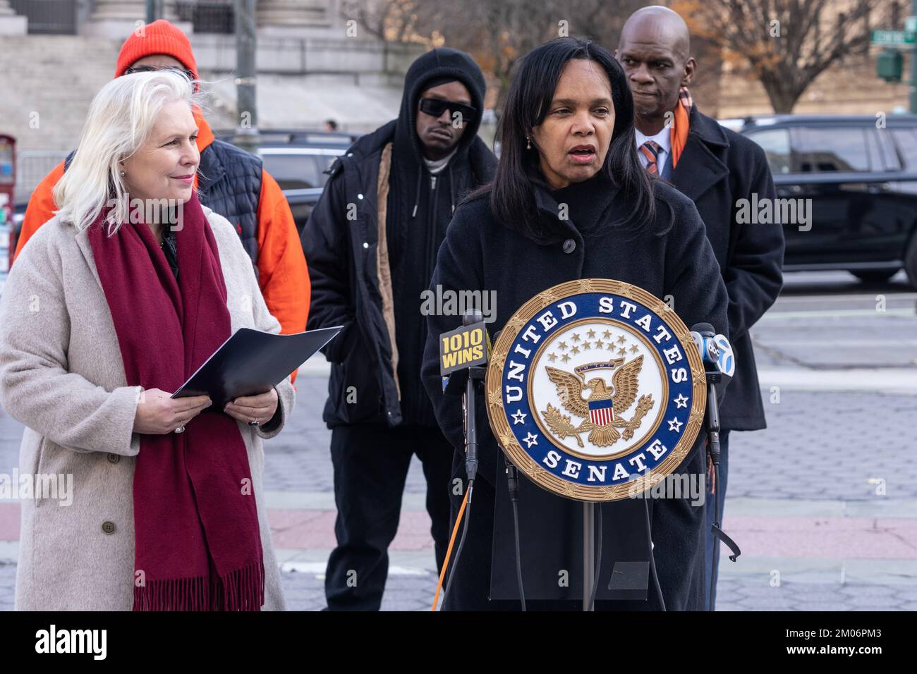Priscilla Sims Brown parle pendant les États-Unis Le sénateur Kirsten ...