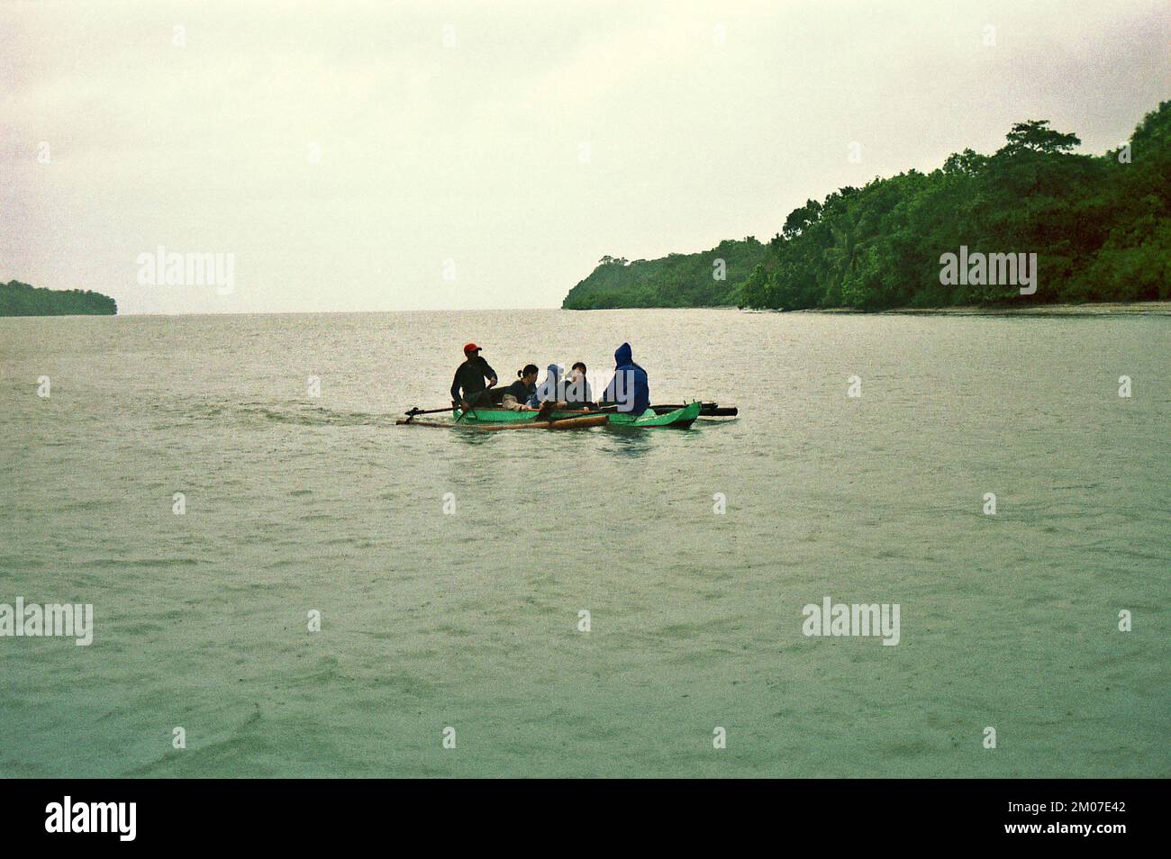 Guides écotouristiques transportant des visiteurs en canoë-kayak sur l ...