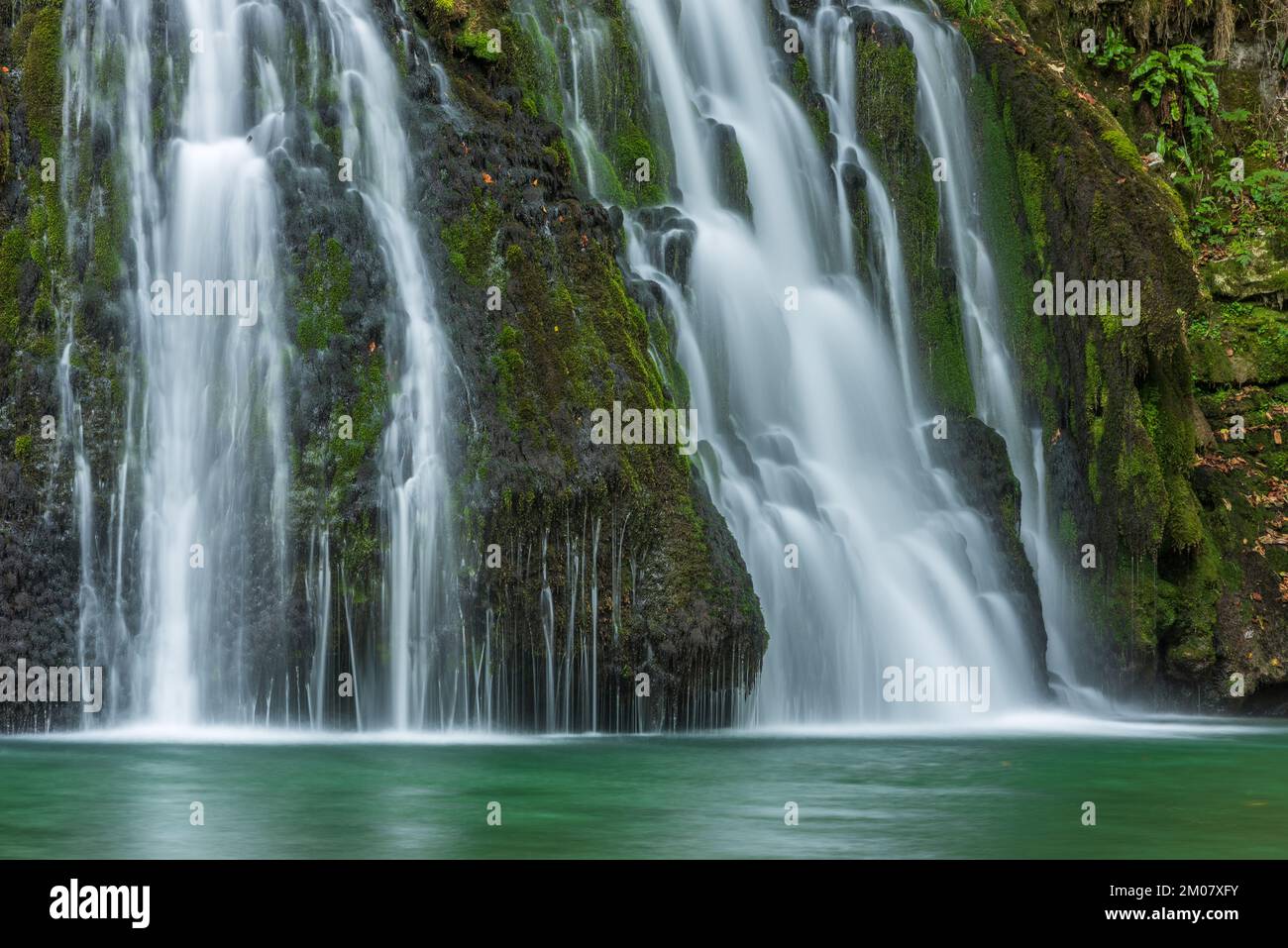 Cascade de la source du Lison dans un havre de paix avec sa cascade ...