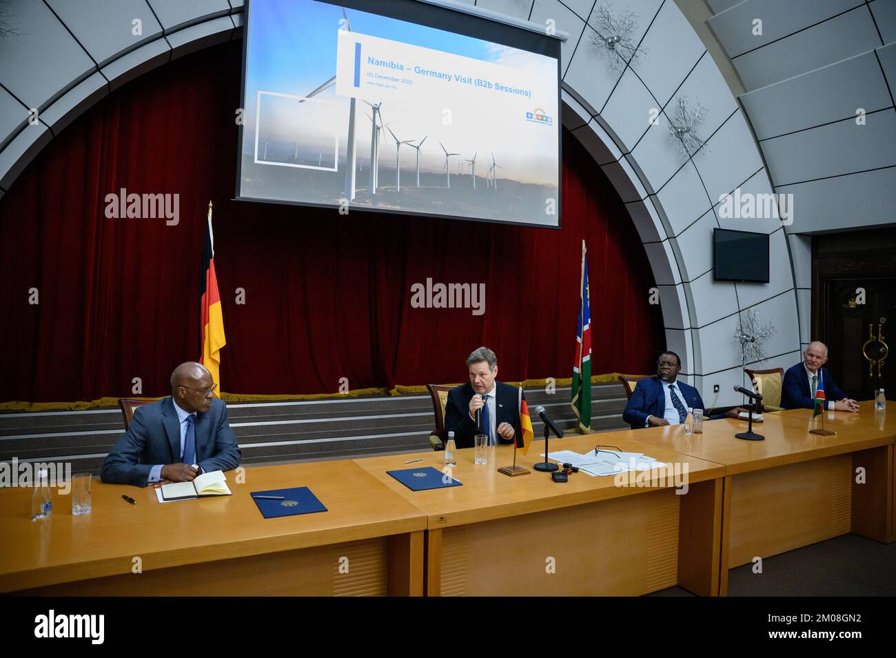 05 décembre 2022, Namibie, Windhuk : Tom Alweendo (l-r), Ministre des ...