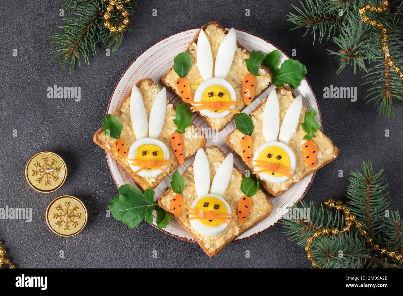 Sandwichs pour le nouvel an 2023 de thon en conserve, œufs et fromage ...