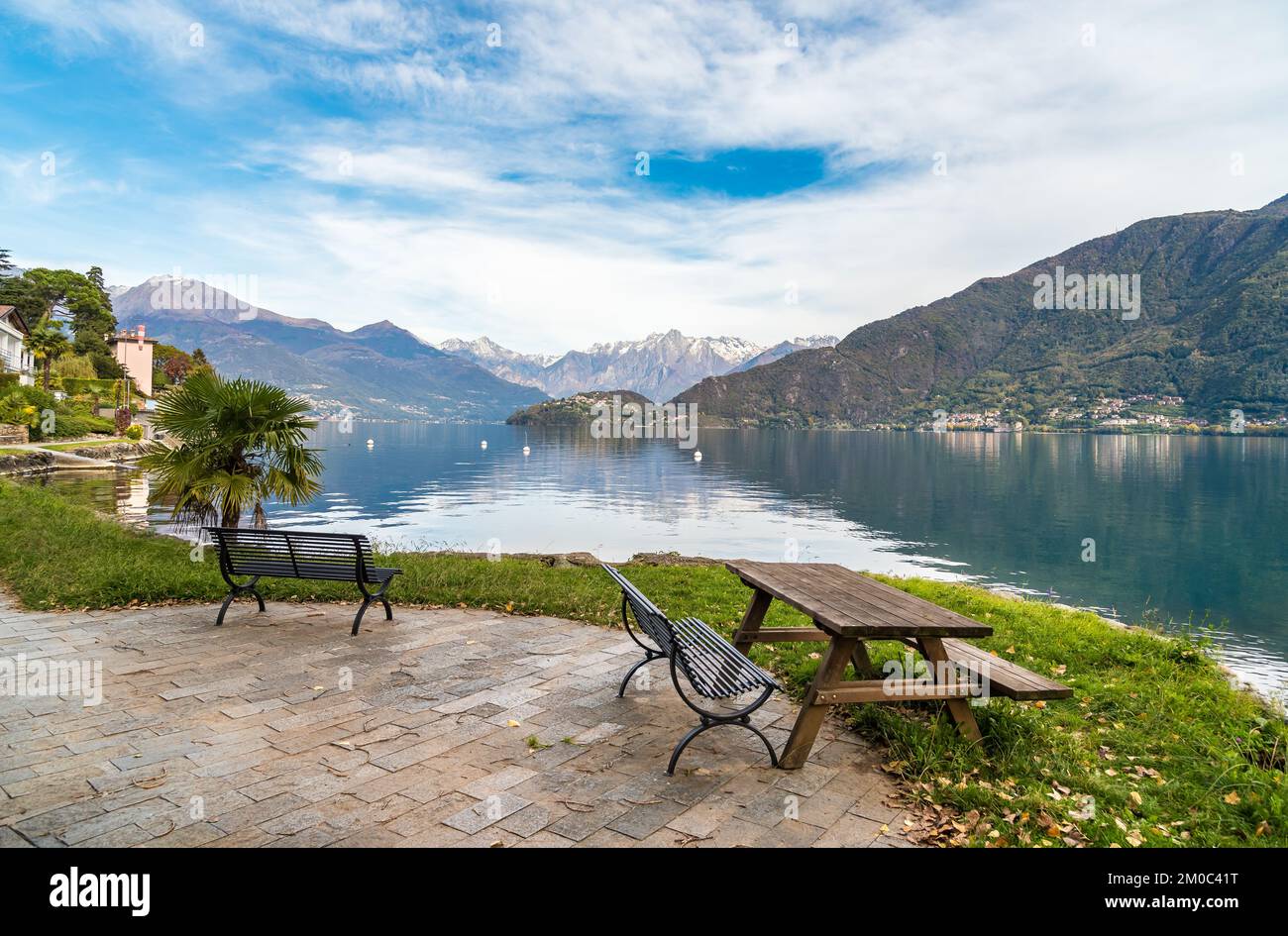 Paysage du lac de Côme depuis le lac du village de Cremia, Lombardie ...