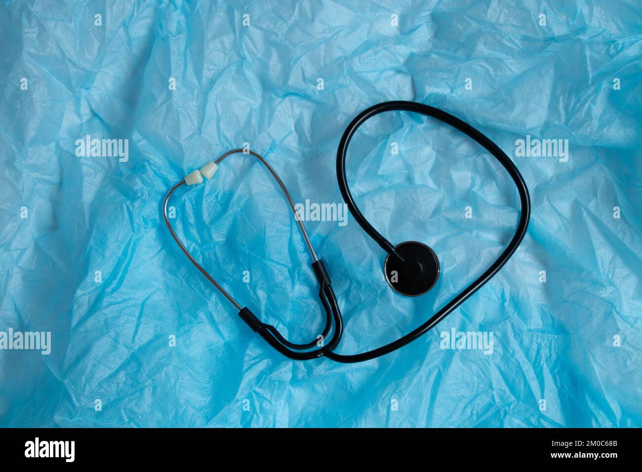 Le stéthoscope repose sur le manteau médical bleu du médecin, la ...