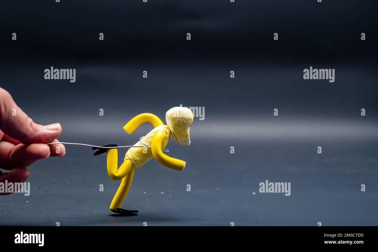 Processus d'arrêt. Atteindre le but ou la fin Main de l'homme tenant avec un fil d'aluminium une ...