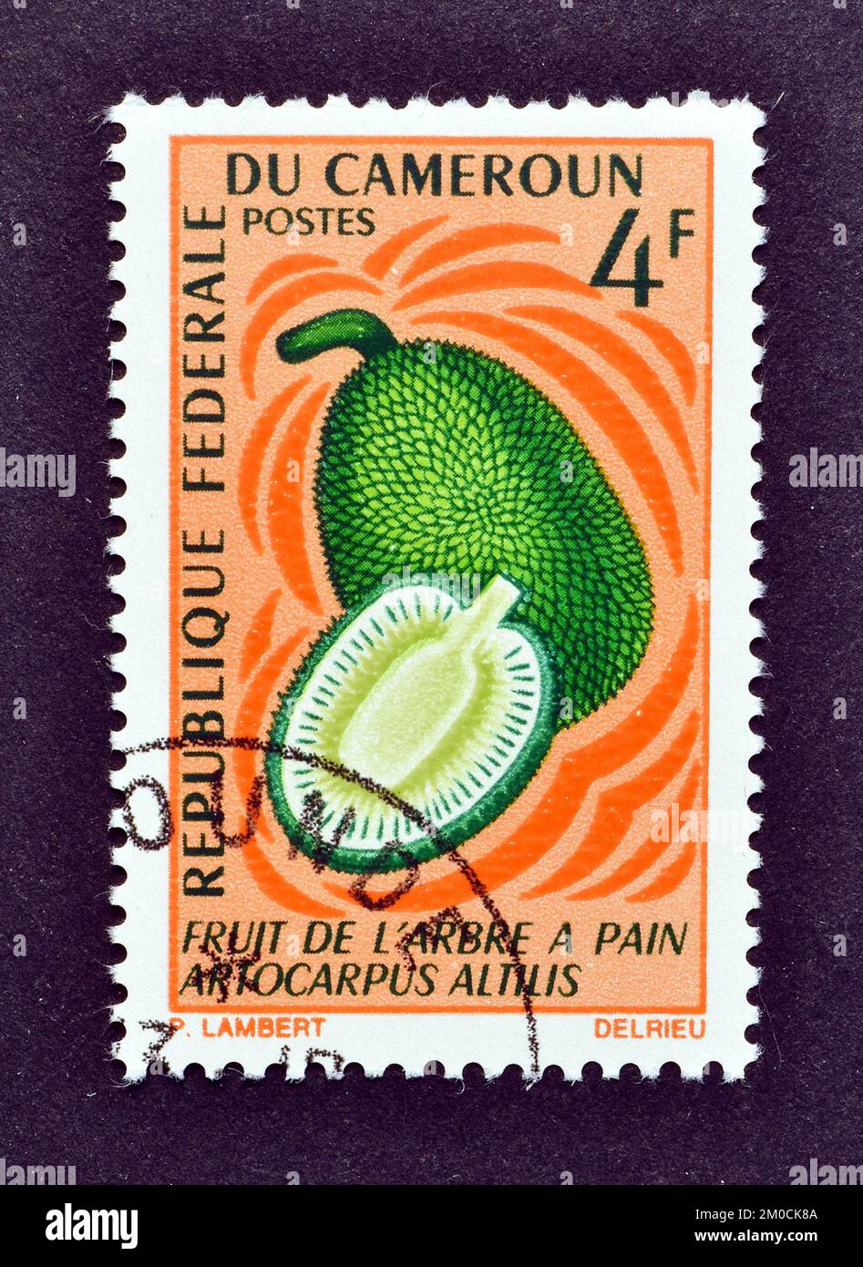 Timbre-poste annulé imprimé par le Cameroun, qui montre Artocarpus ...
