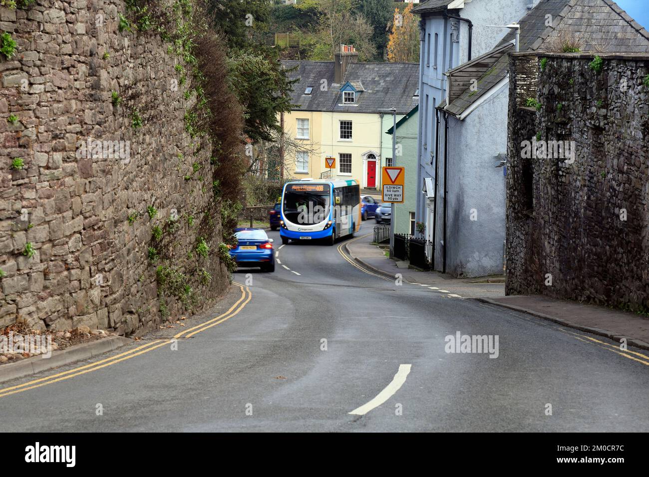 Le bus rural s'enroule autour d'une route sinueuse dans la ville de ...