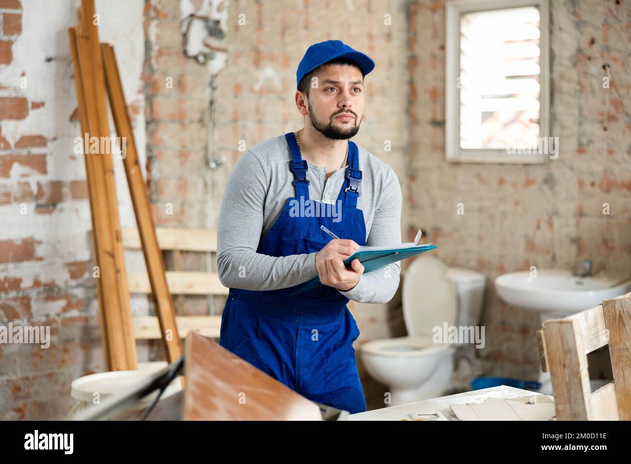 Le contremaître dresse la liste des tâches pendant les travaux dans le ...