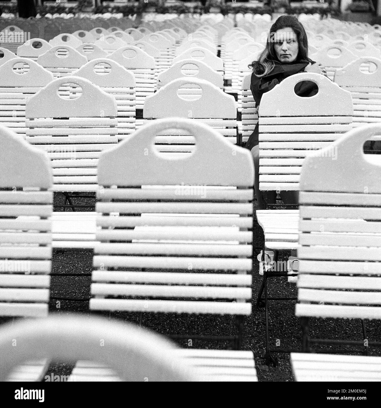 Femme Seul Sur Une Chaise Banque Dimages Noir Et Blanc Alamy