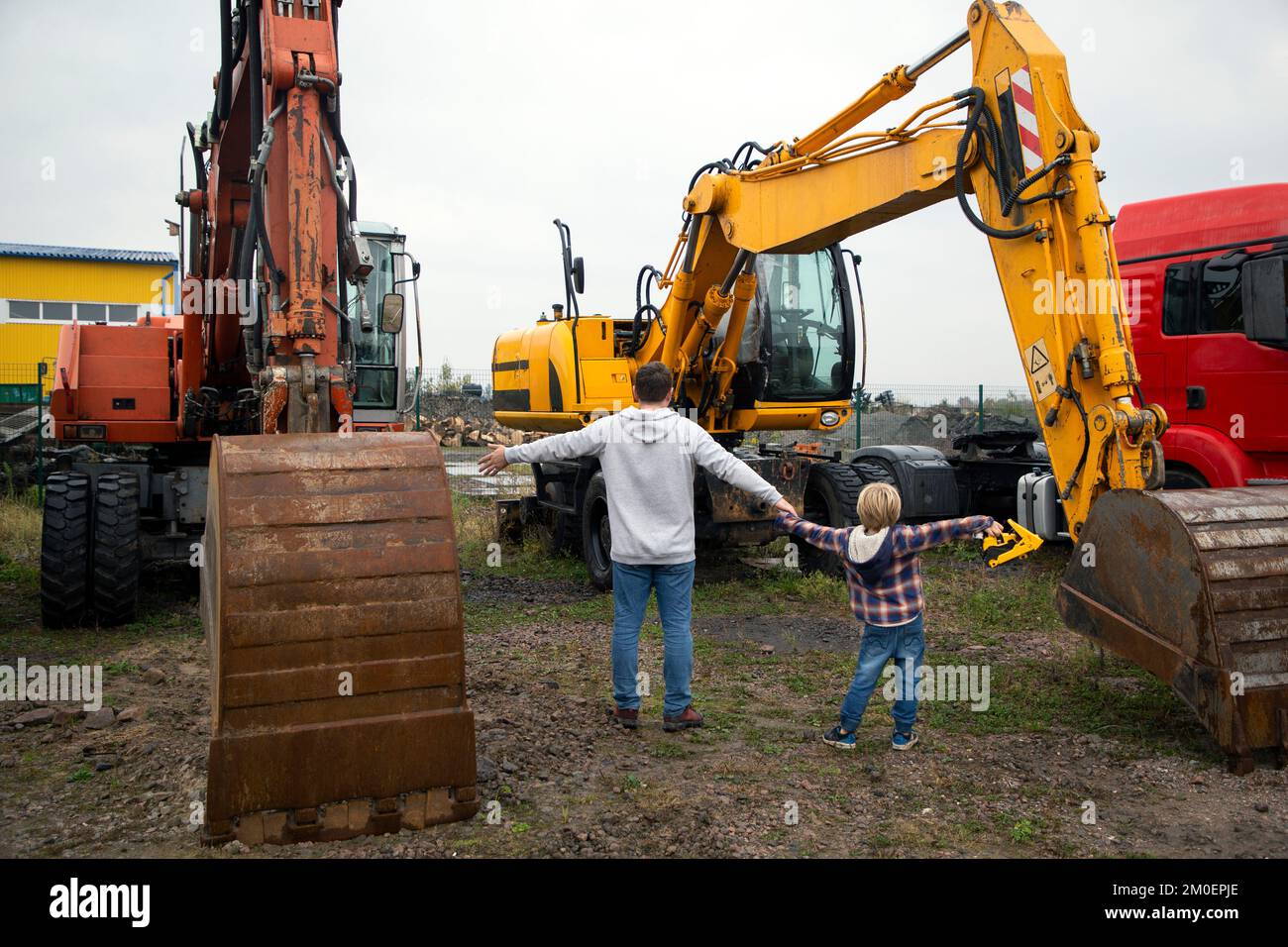 homme et enfant, tenant les mains, se tenir debout avec le dos ...