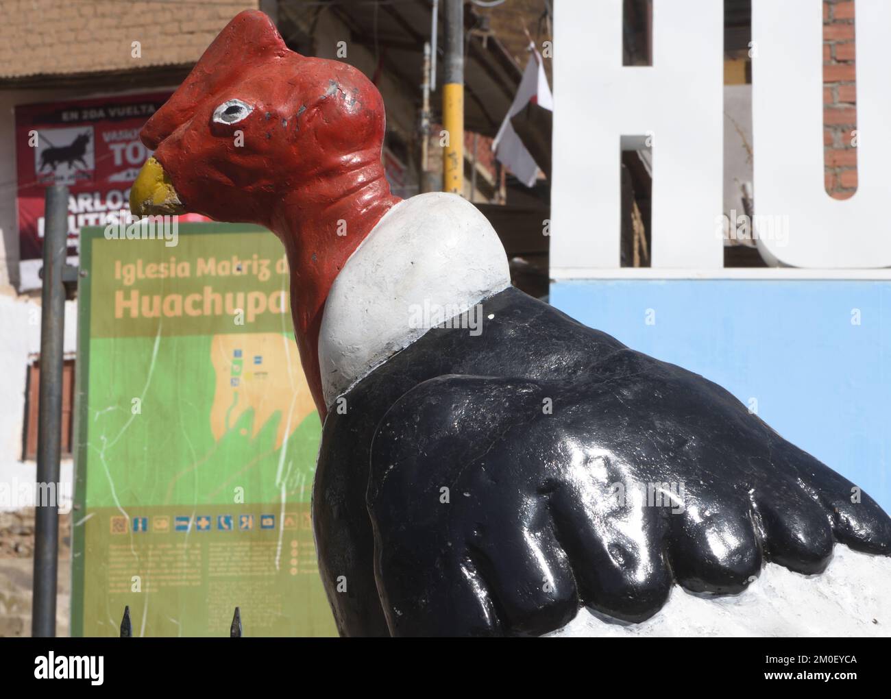 Un modèle de condor andin (Vultur gryphus) sur la place de la ville de ...