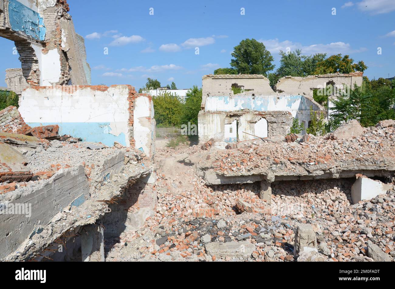 Un bâtiment industriel de plusieurs étages s'est effondré en journée ...