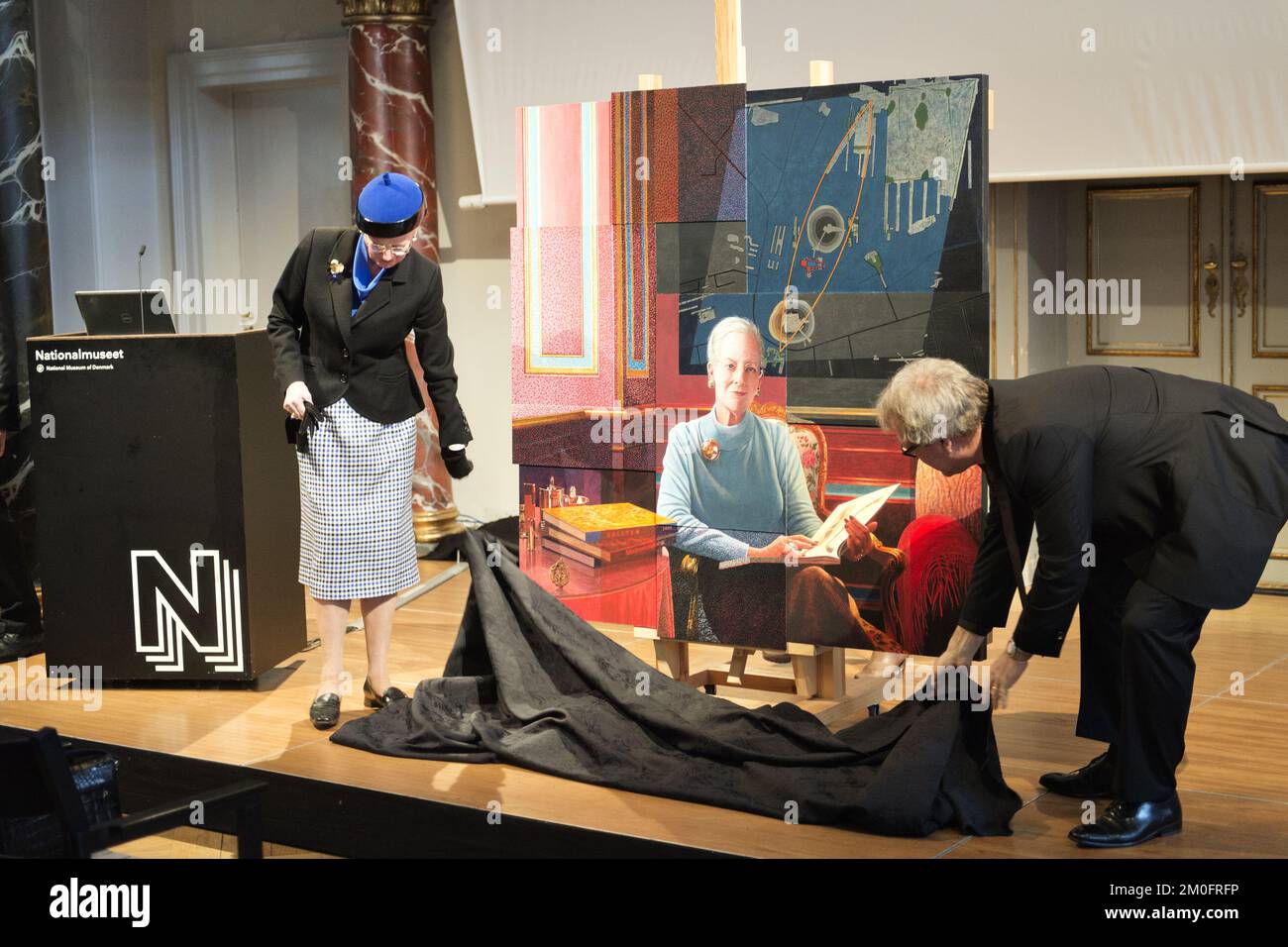 La reine et l'artiste Lars Physant publient la peinture. Le Musée ...