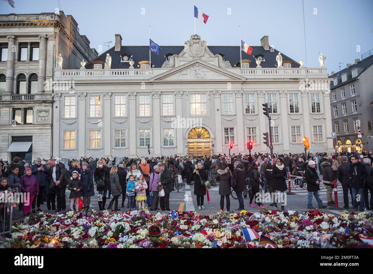 Des fleurs sont déposées à l'ambassade de France au Danemark. La ...