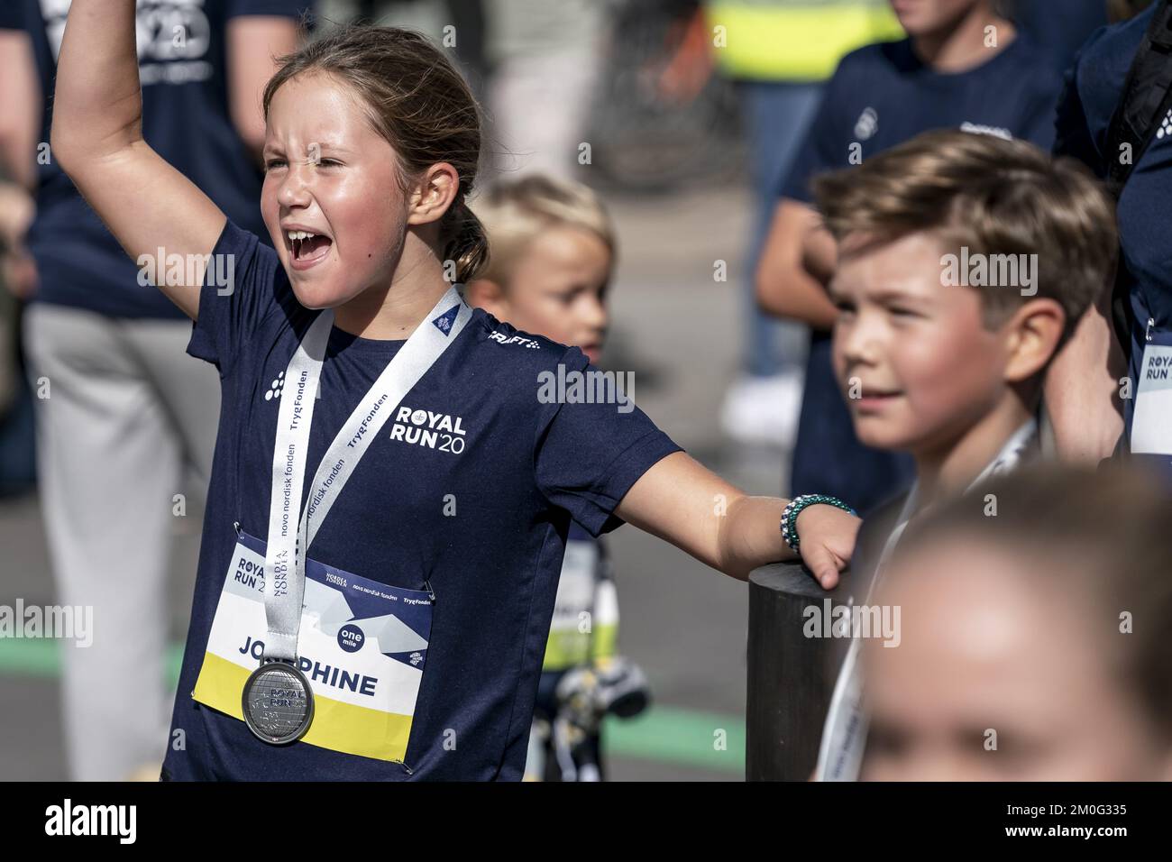 La princesse Josephine et le prince Vincent applaudissent aux autres ...