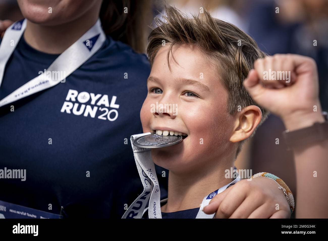 Prince Vincent avec sa médaille après avoir atteint la ligne d'arrivée ...