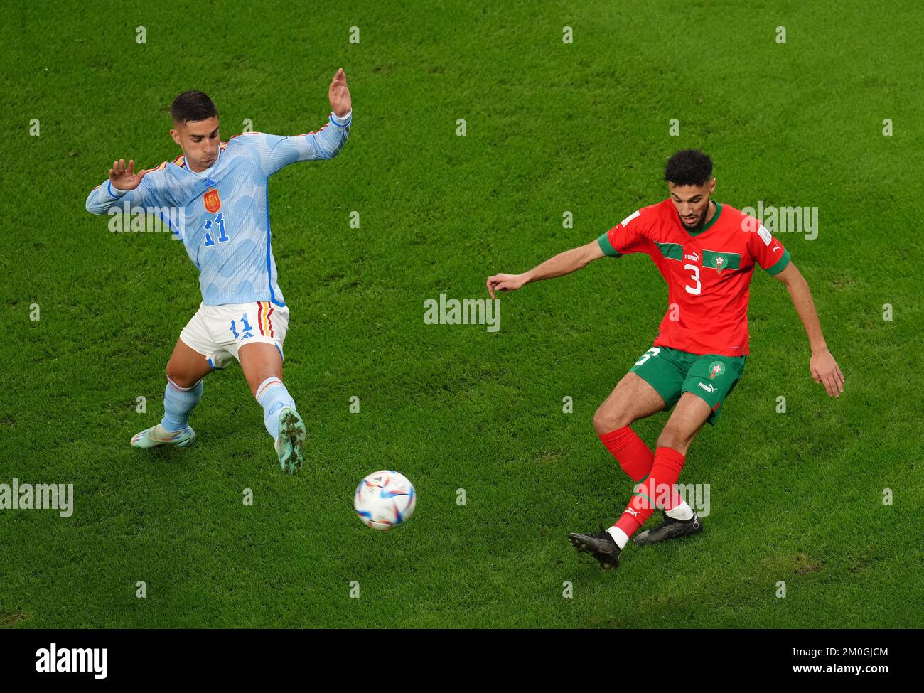 Ferran Torres en Espagne (à gauche) et Noussair Mahraoui au Maroc en ...