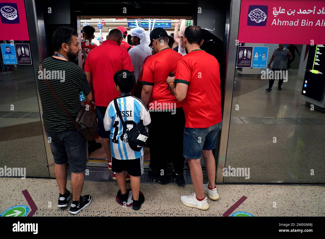 Les fans embarquent dans un train à la station de métro Education City ...