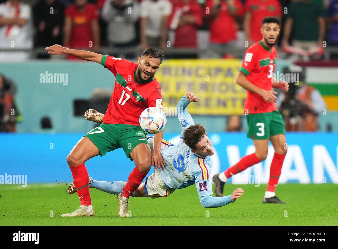 Pablo Martin Gavi, d'Espagne, et Sofiane Boufal, du Maroc, lors du match de la coupe du monde de ...