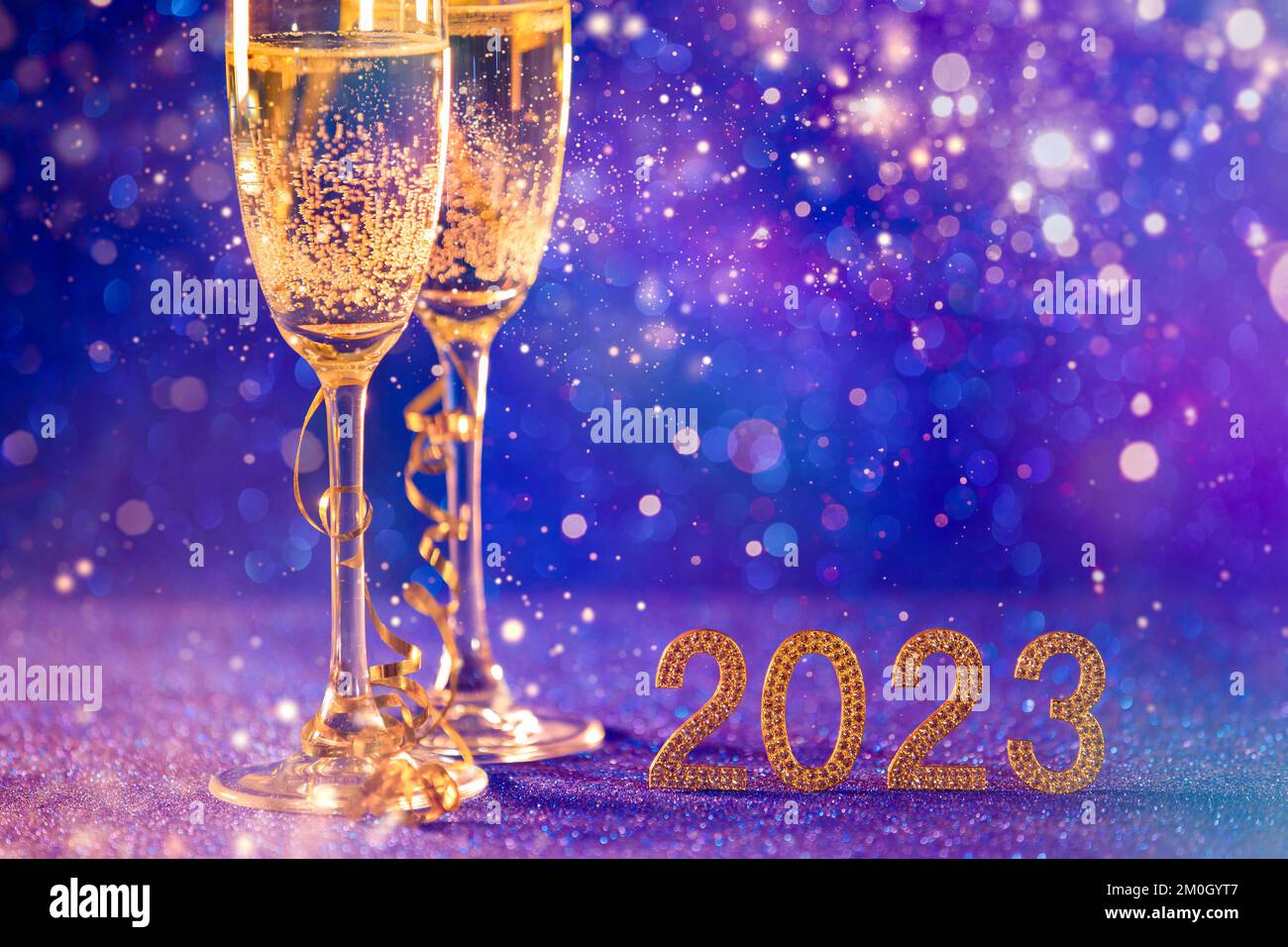 Joyeux nouvel an 2023..Noël et nouvel an fond de fête avec deux tasses, un verre de champagne et ...