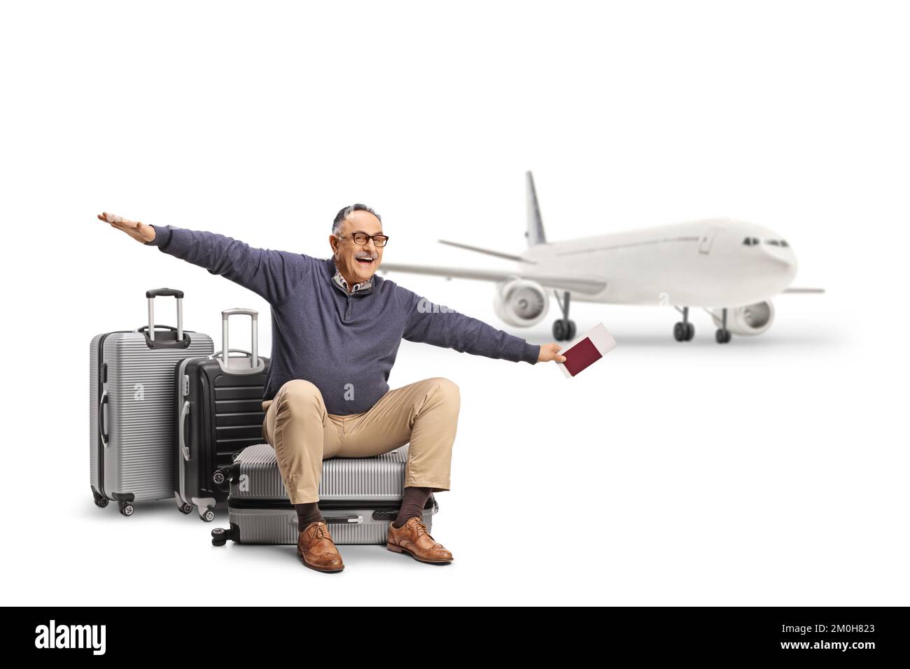 Homme mature assis sur une valise avec un passeport et un billet et ...