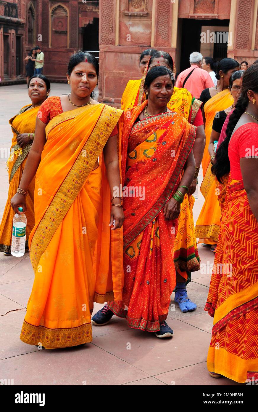 Indian women wearing colourful traditional sari Banque de photographies ...