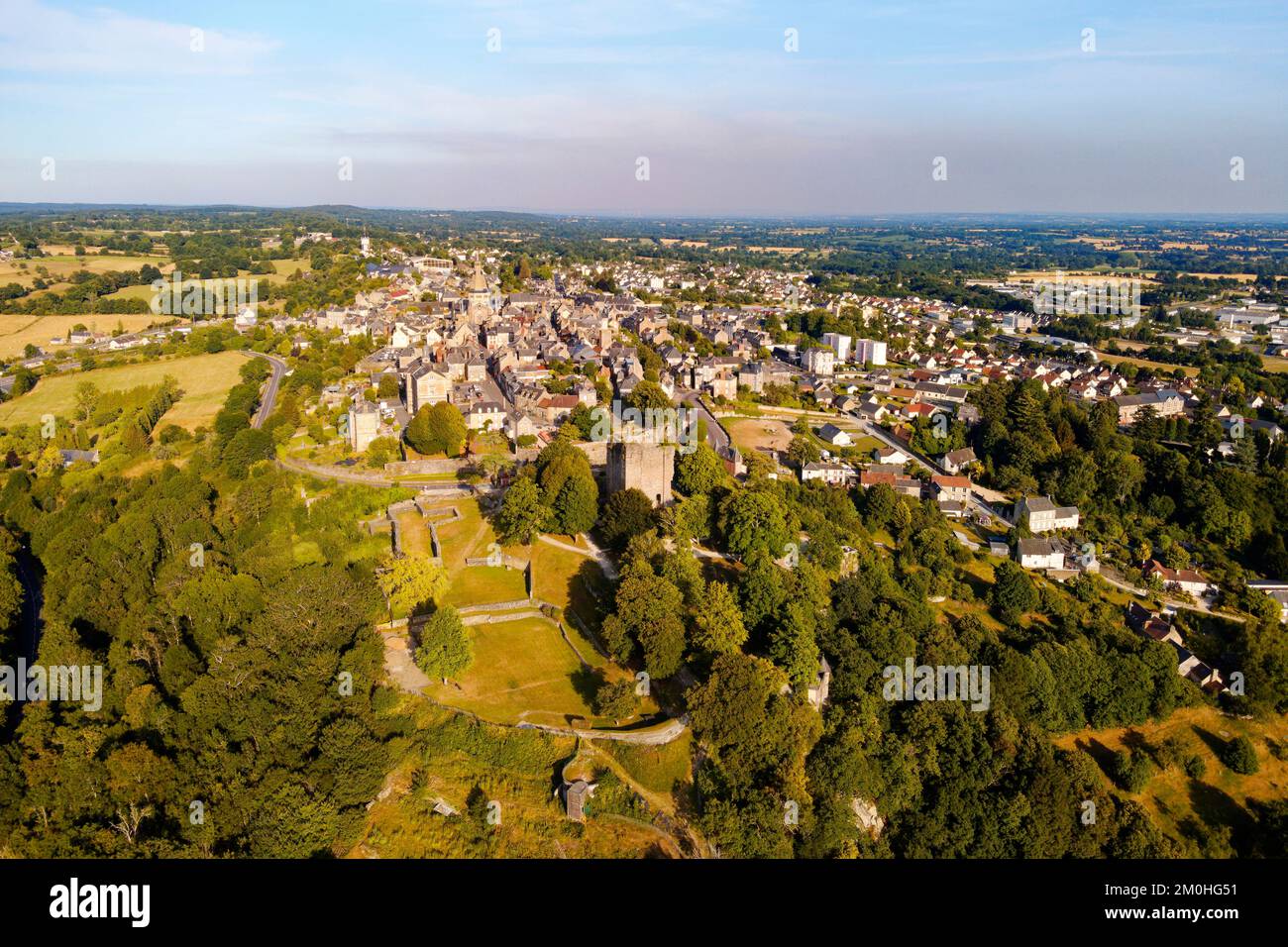 France, Orne, village de Domfront avec les ruines du château et de son ...