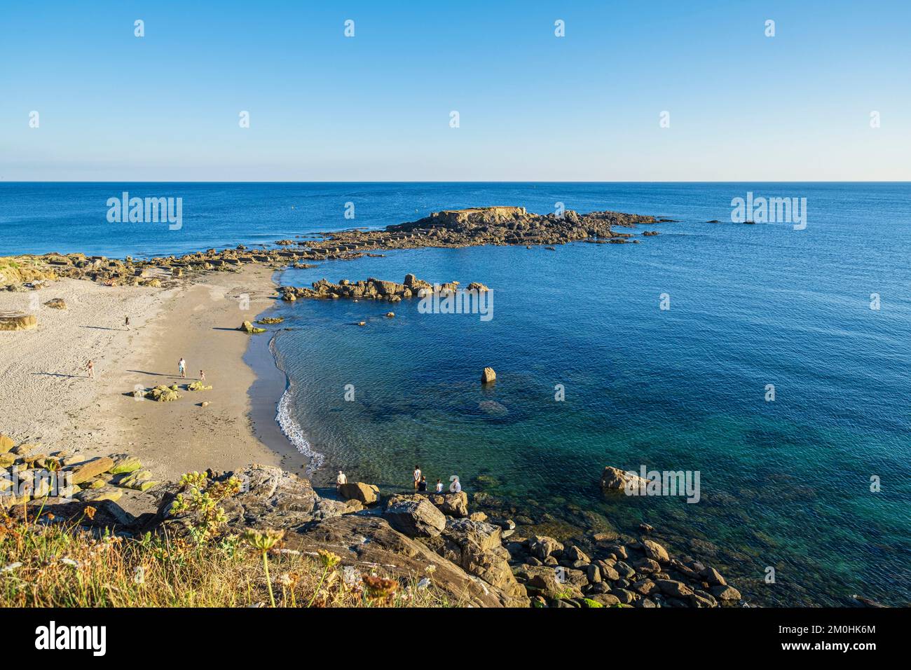 France, Finistère, Moelan-sur-Mer, île percée et plage de Trenez sur le ...