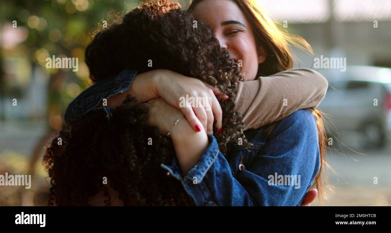 Heureux retrouvailles, deux amies embrassent heureux de se voir à ...