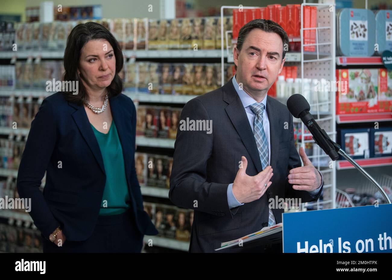 Le premier ministre de l'Alberta, Danielle Smith, et le ministre de la ...