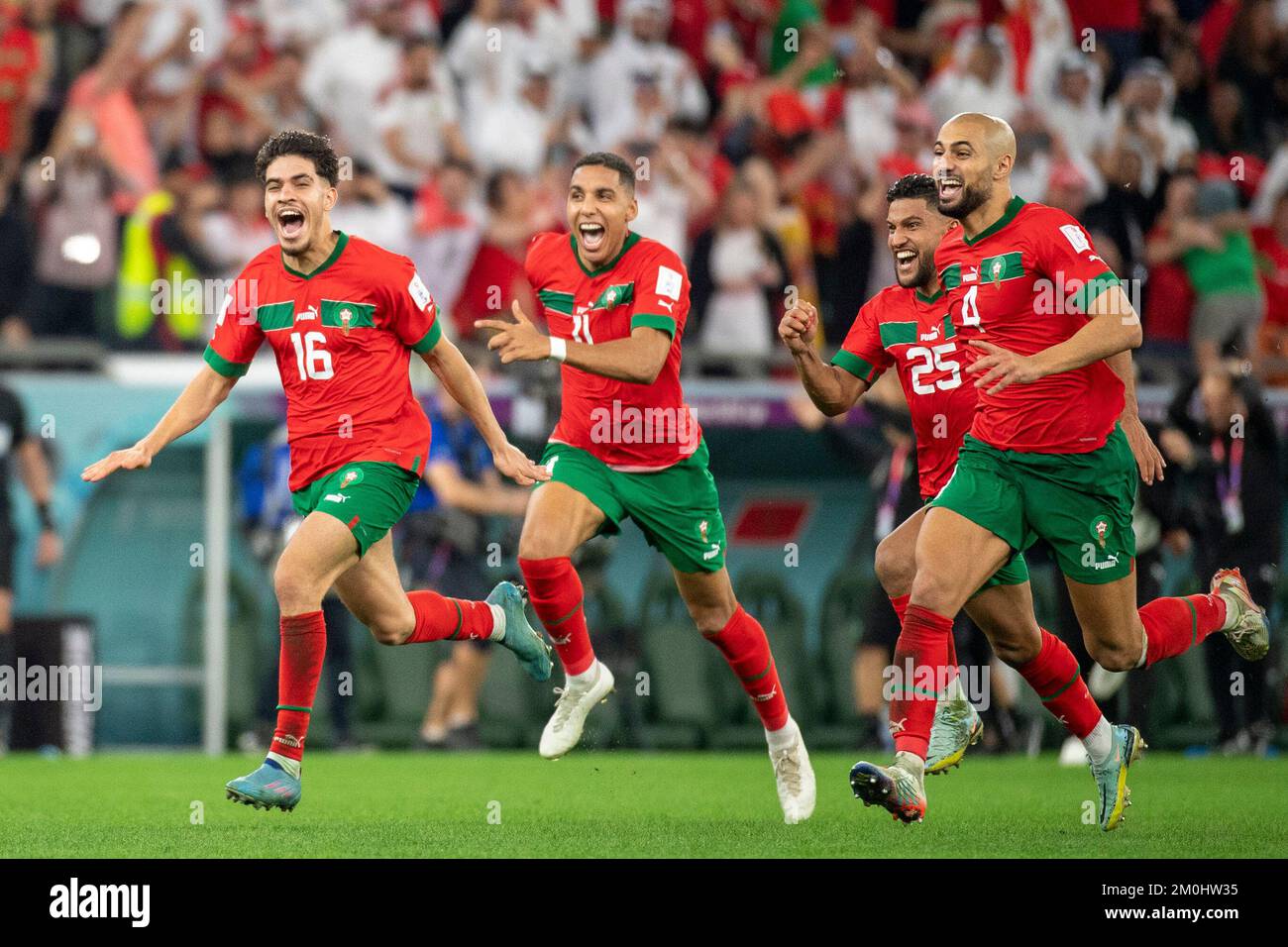 Doha, Catar. 06th décembre 2022. L'équipe marocaine célèbre après avoir ...