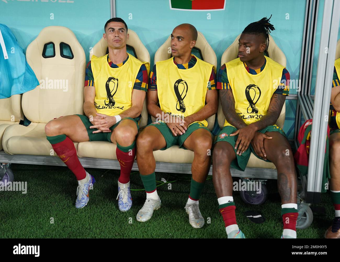 Cristiano Ronaldo (à gauche) du Portugal sur le banc des sous-titres ...