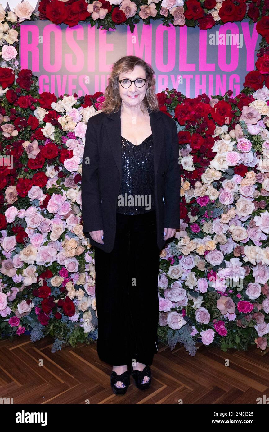 Pauline McLynn arrive à la première projection de Rosie Molloy donne ...