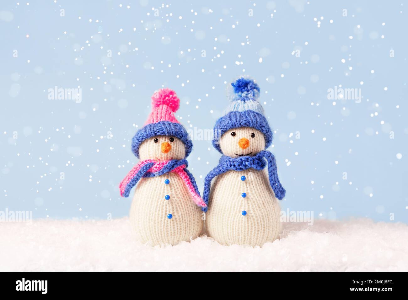 Deux bonhommes de neige tricotés sur un fond de Noël enneigé en ...