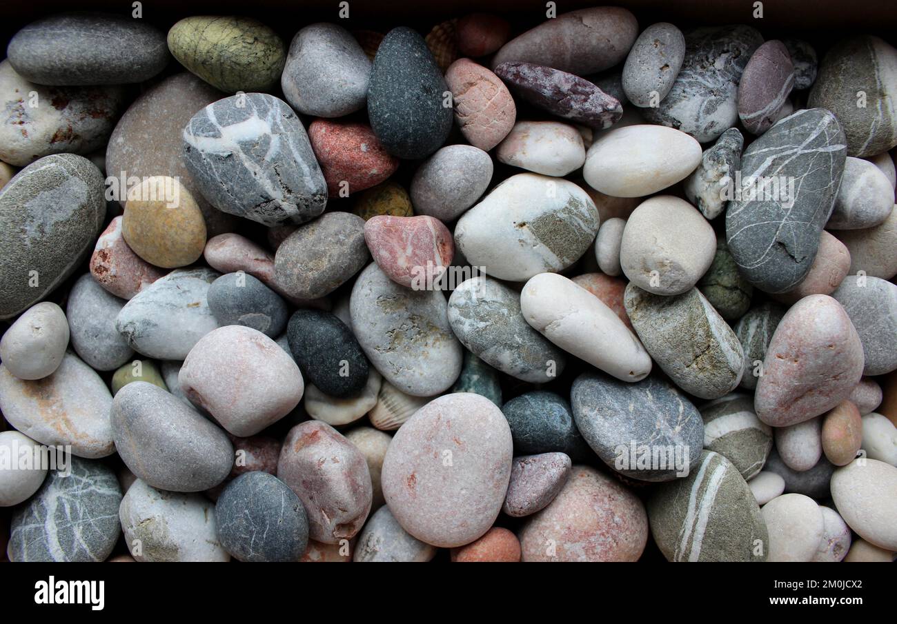 Pierres de galet de couleur avec veines de quartz texture arrière-plan ...