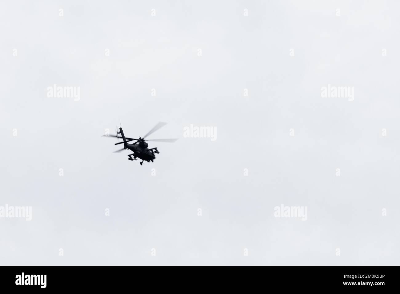 A ÉTATS-UNIS Corps de marine AH-1Z Viper vole au-dessus de la tête lors ...