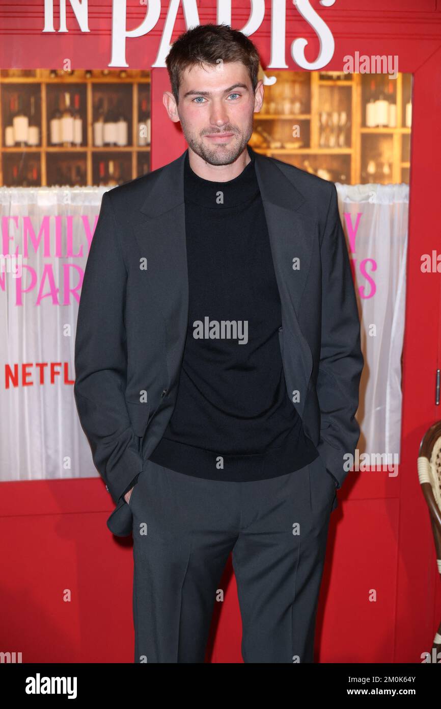Victor Meutelet assistez à la « Emily in Paris » de Netflix - première ...