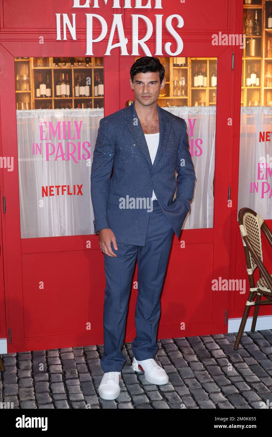 Paul Forman assiste à la « Emily in Paris » de Netflix - première ...