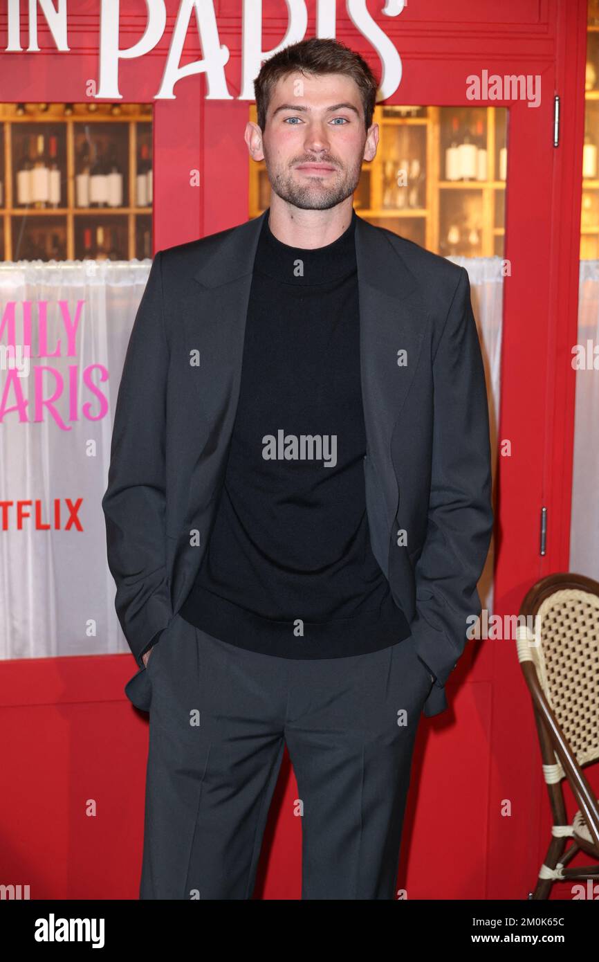 Victor Meutelet assistez à la « Emily in Paris » de Netflix - première ...